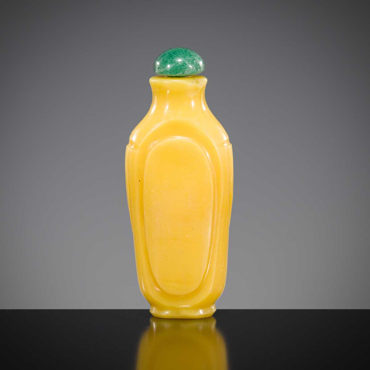 Lot 491 - AN IMPERIAL YELLOW GLASS SNUFF BOTTLE,