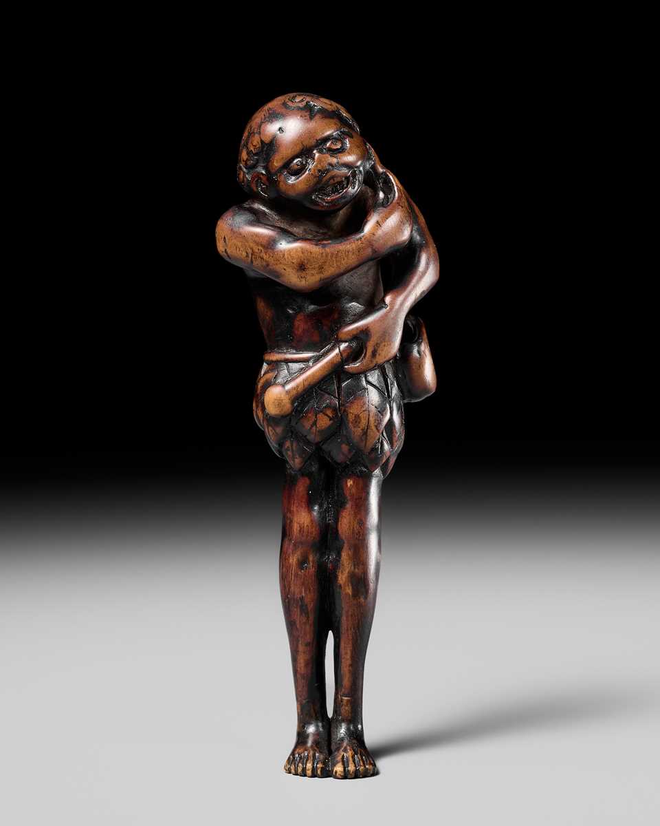 Lot 69 - A POWERFUL WOOD NETSUKE OF A DRUMMING